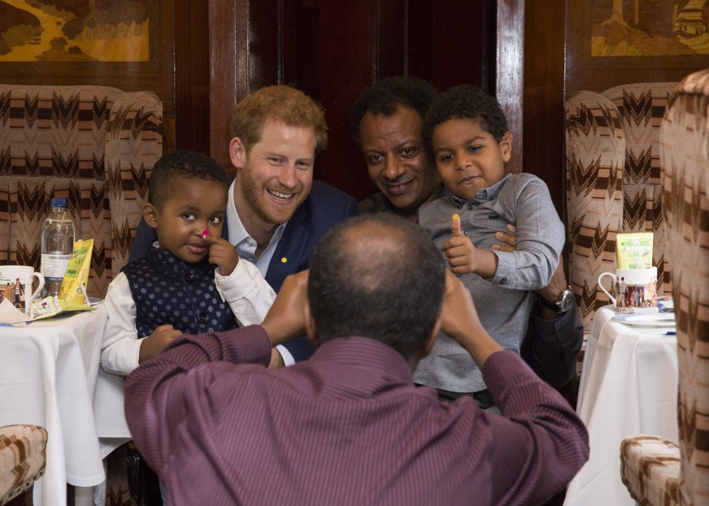 Paddington meets Prince Harry and the Duke and Duchess of Cambridge ...